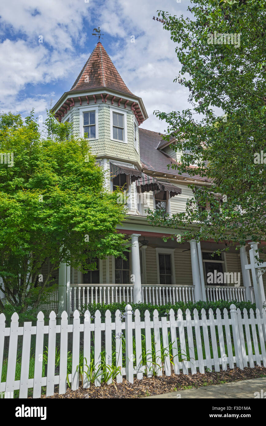 Old Florida Cracker homes in the North Central Florida town of Alachua ...