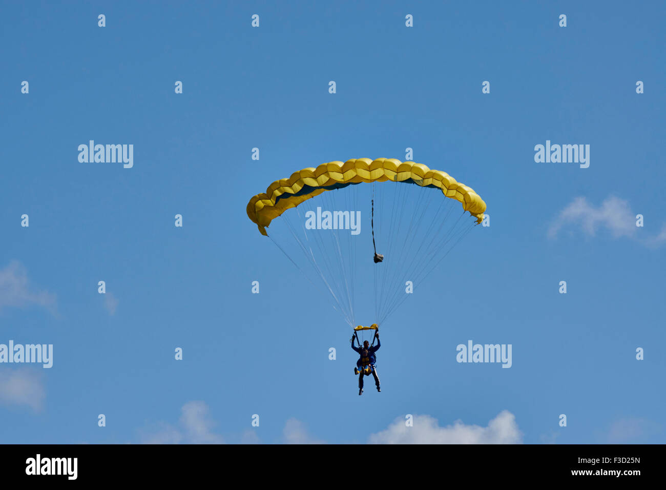 Parachute landing fall hi-res stock photography and images - Alamy