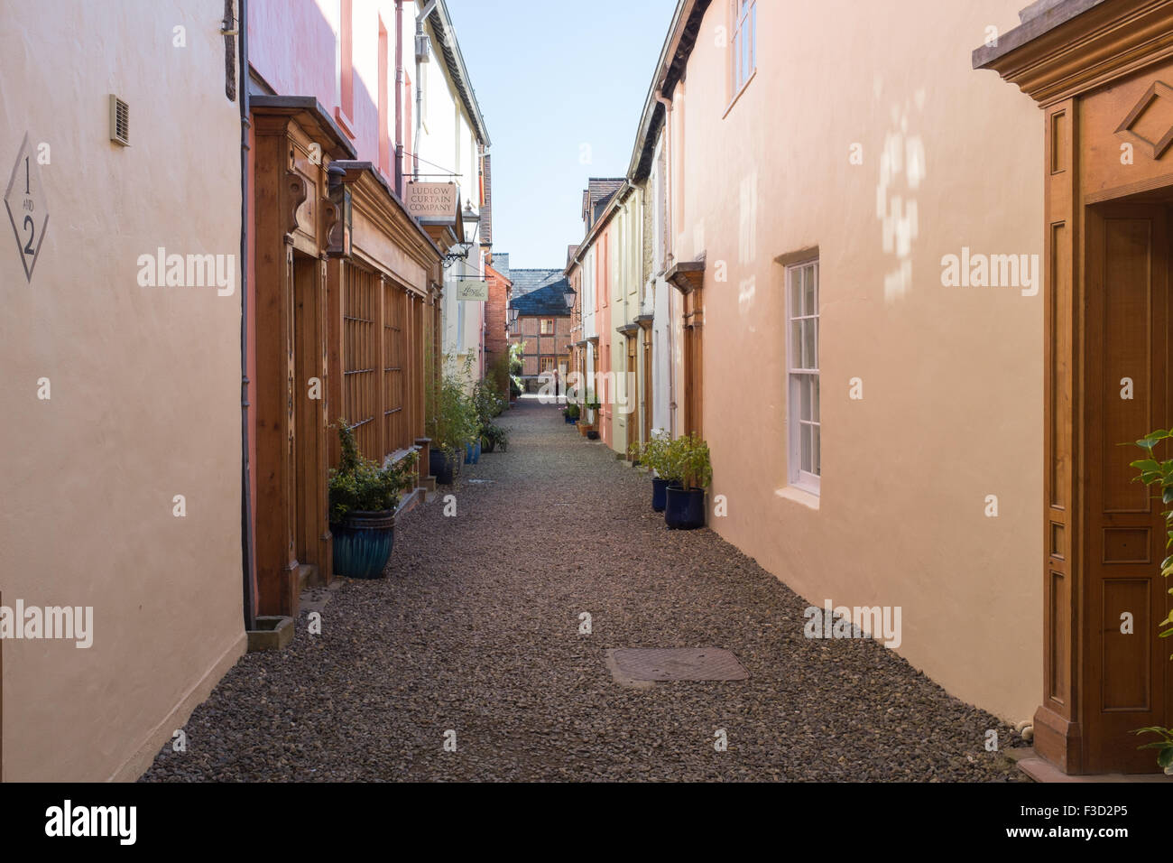 Very narrow pedestrian street hi-res stock photography and images - Alamy