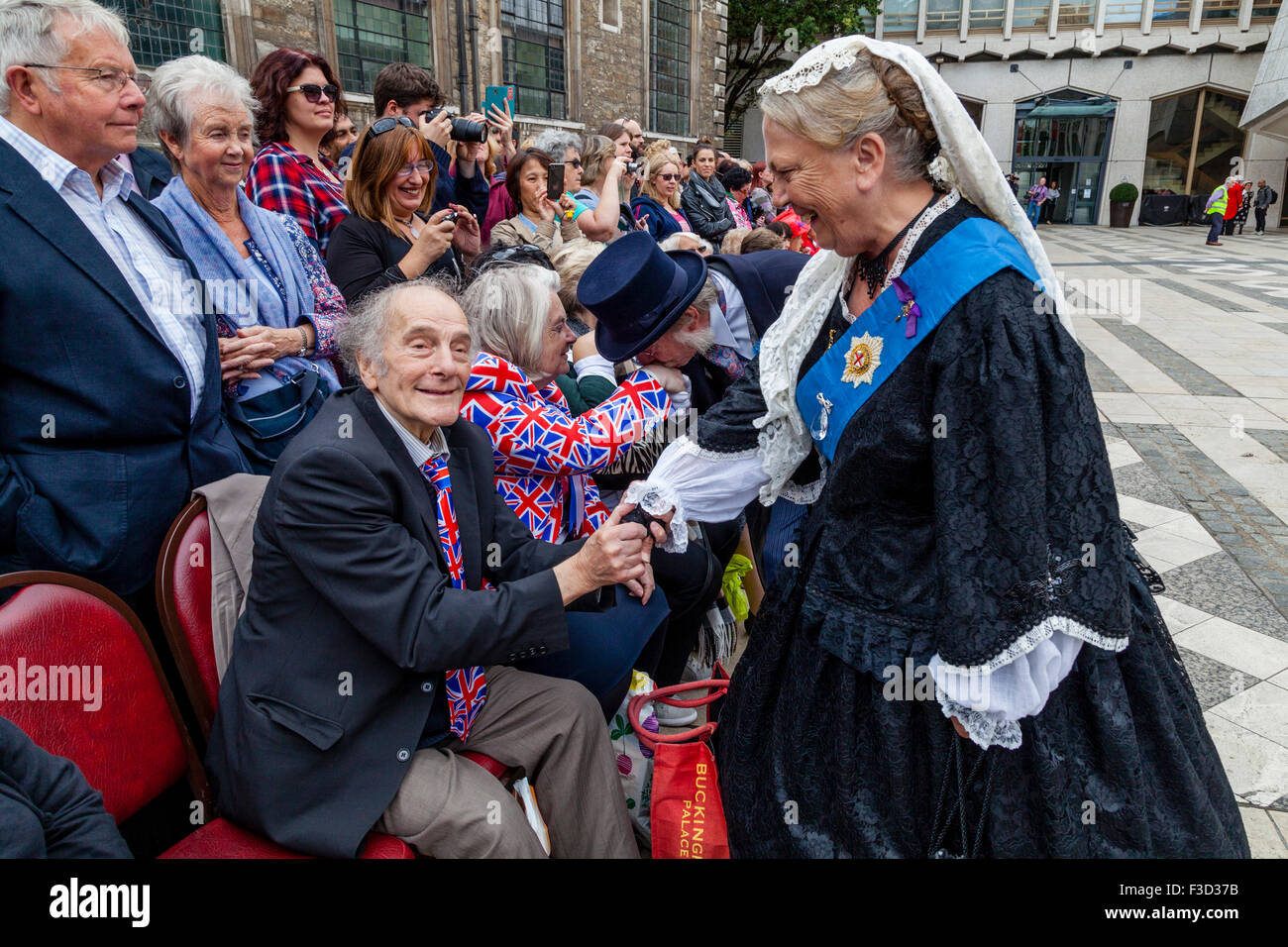 Traditional cockney costume hi-res stock photography and images - Alamy