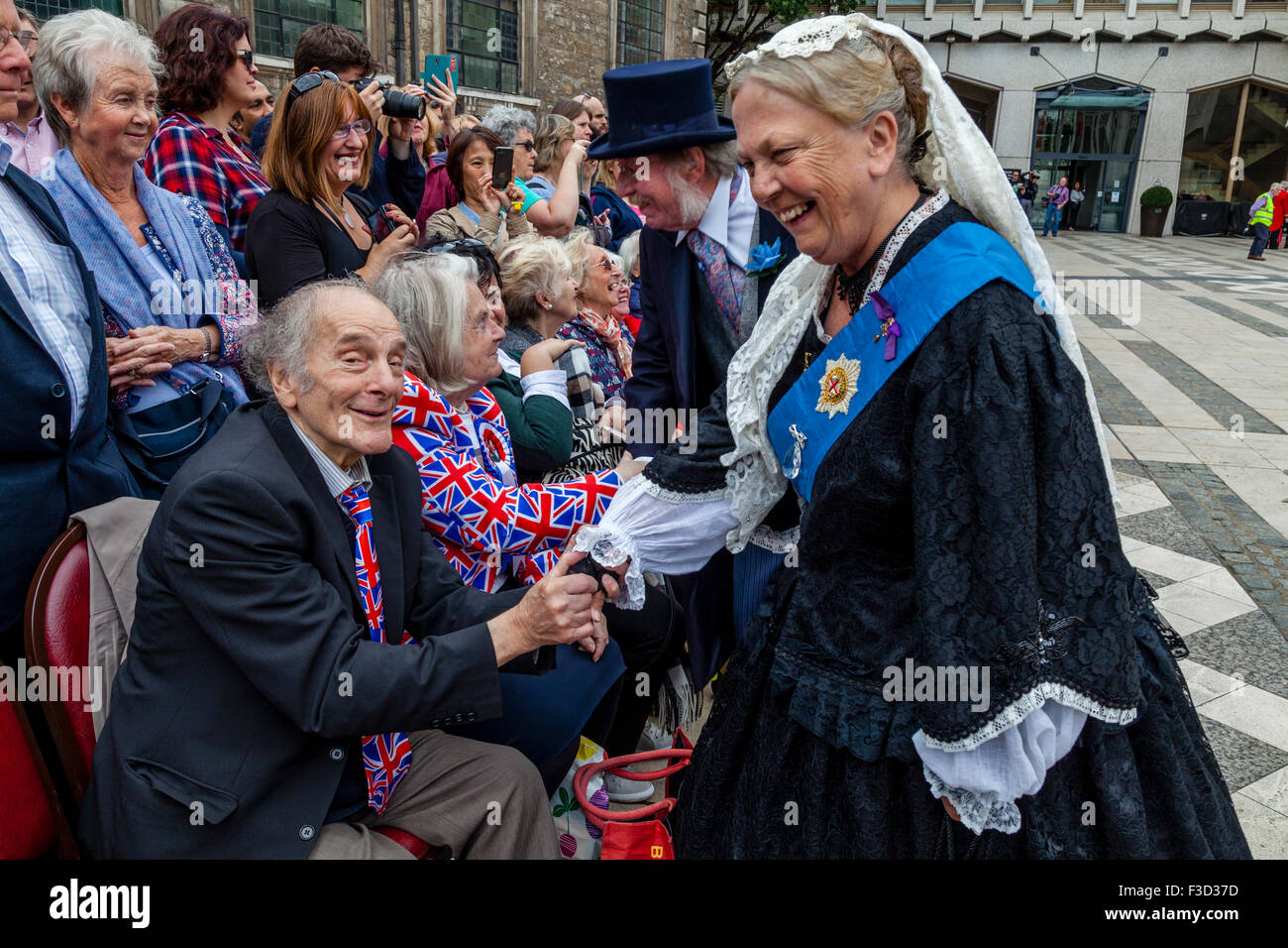 Traditional cockney costume hi-res stock photography and images - Alamy