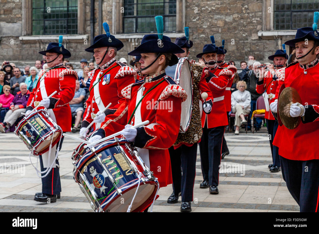 Female soldiers marching uk hi-res stock photography and images - Alamy