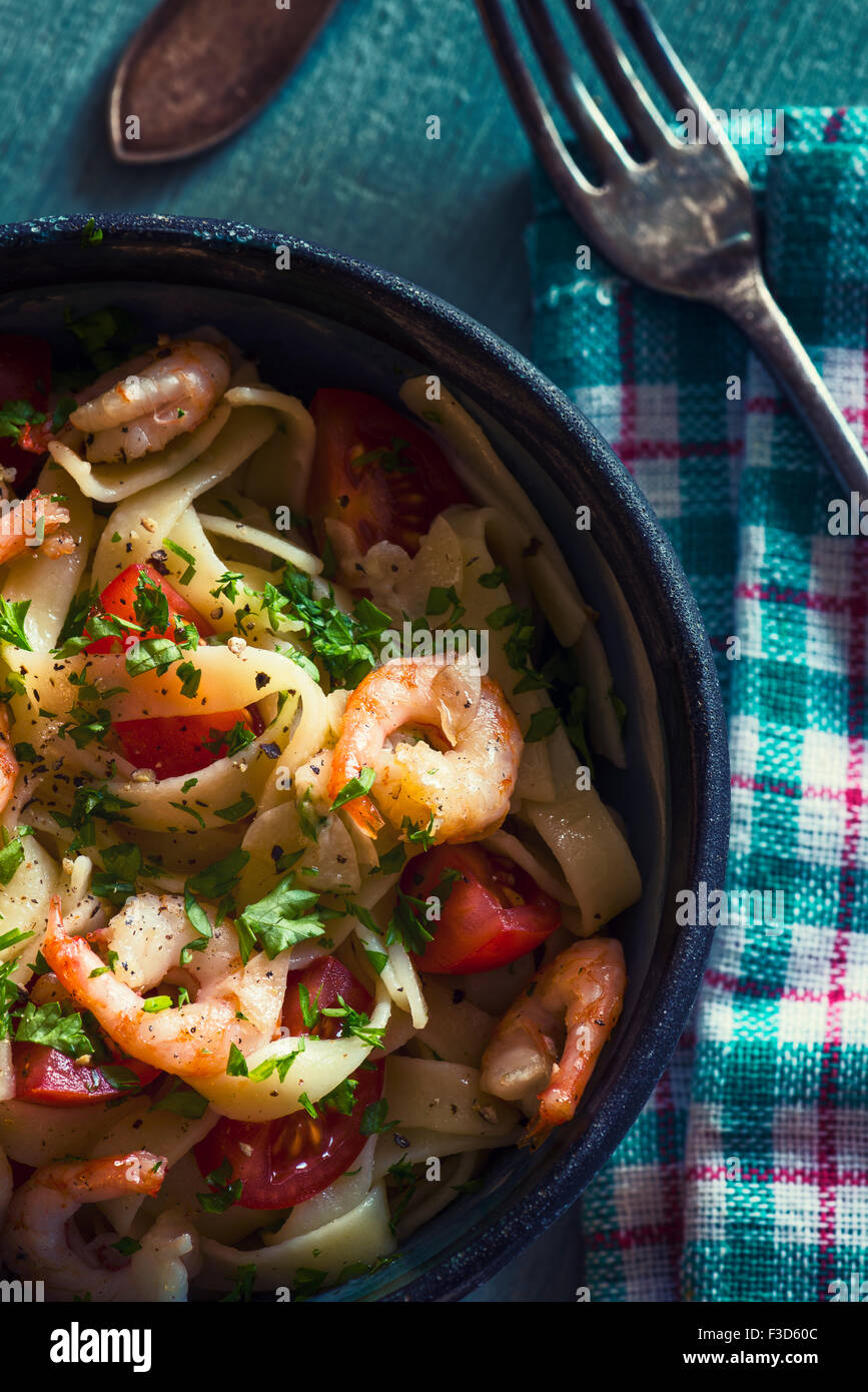 Pasta tagliatelle seafood prawns hi-res stock photography and images ...