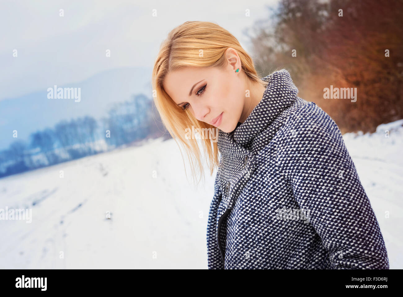 Woman in winter nature Stock Photo - Alamy