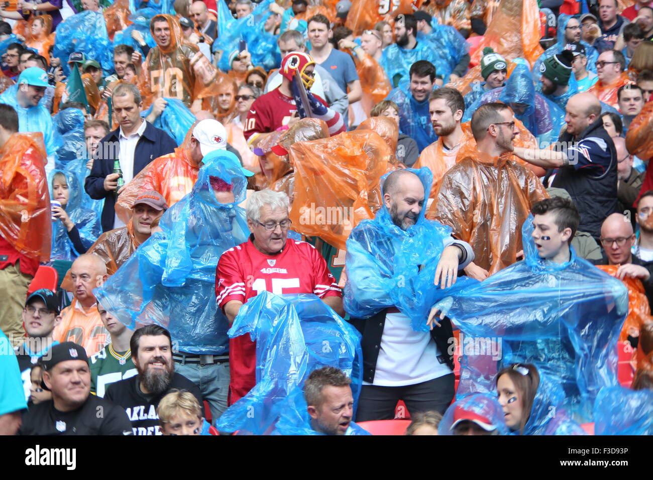 The crowd in the new wembley stadium hi-res stock photography and ...