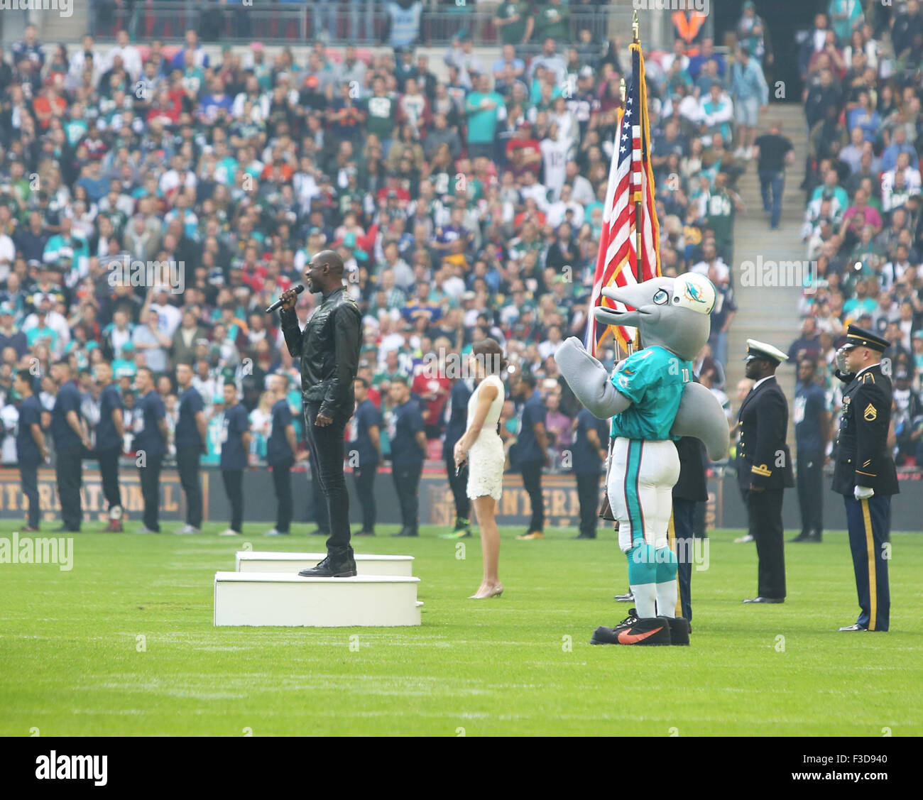 The crowd in the new wembley stadium hi-res stock photography and ...