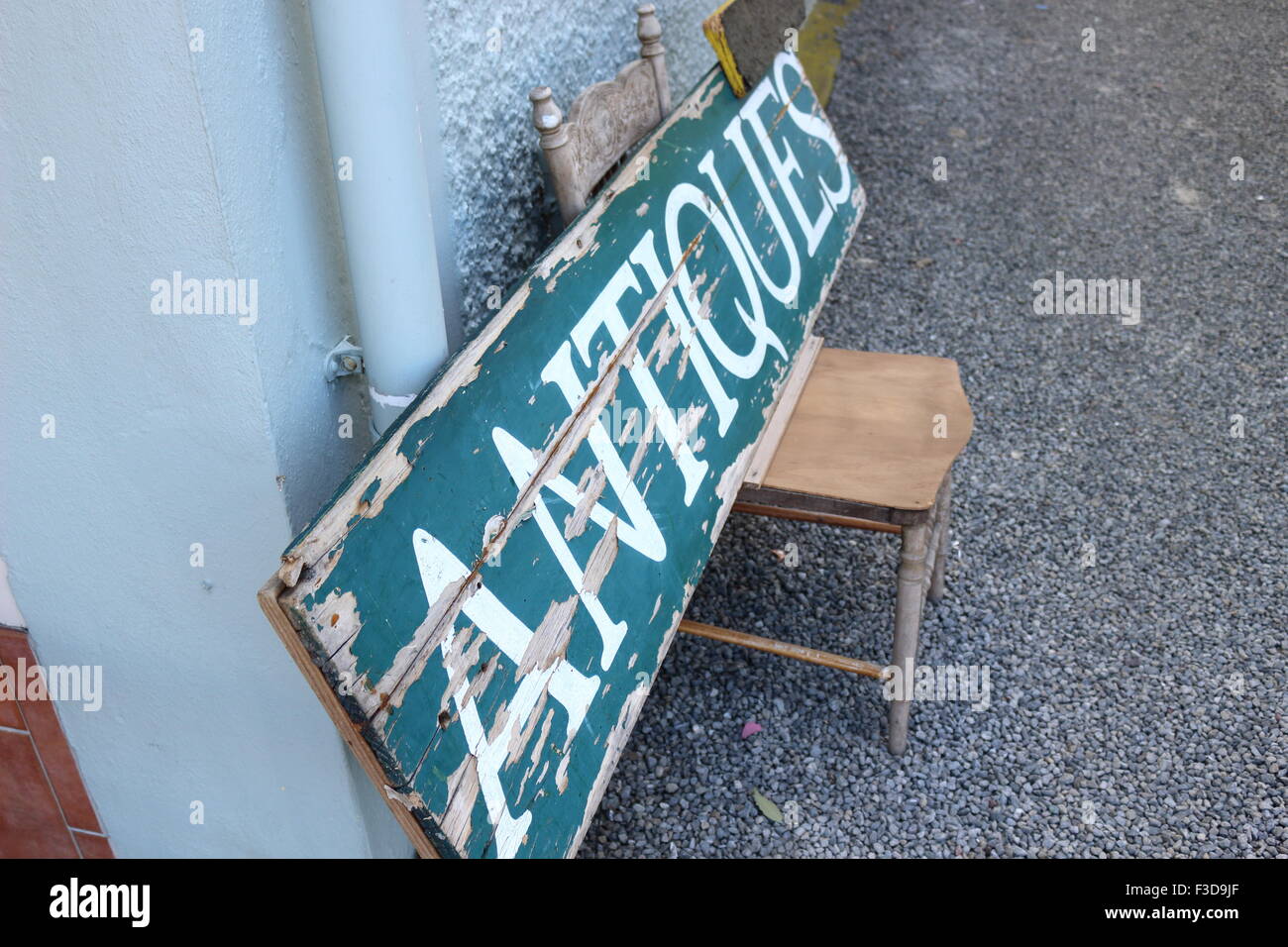 Antique shop sign hi-res stock photography and images - Alamy