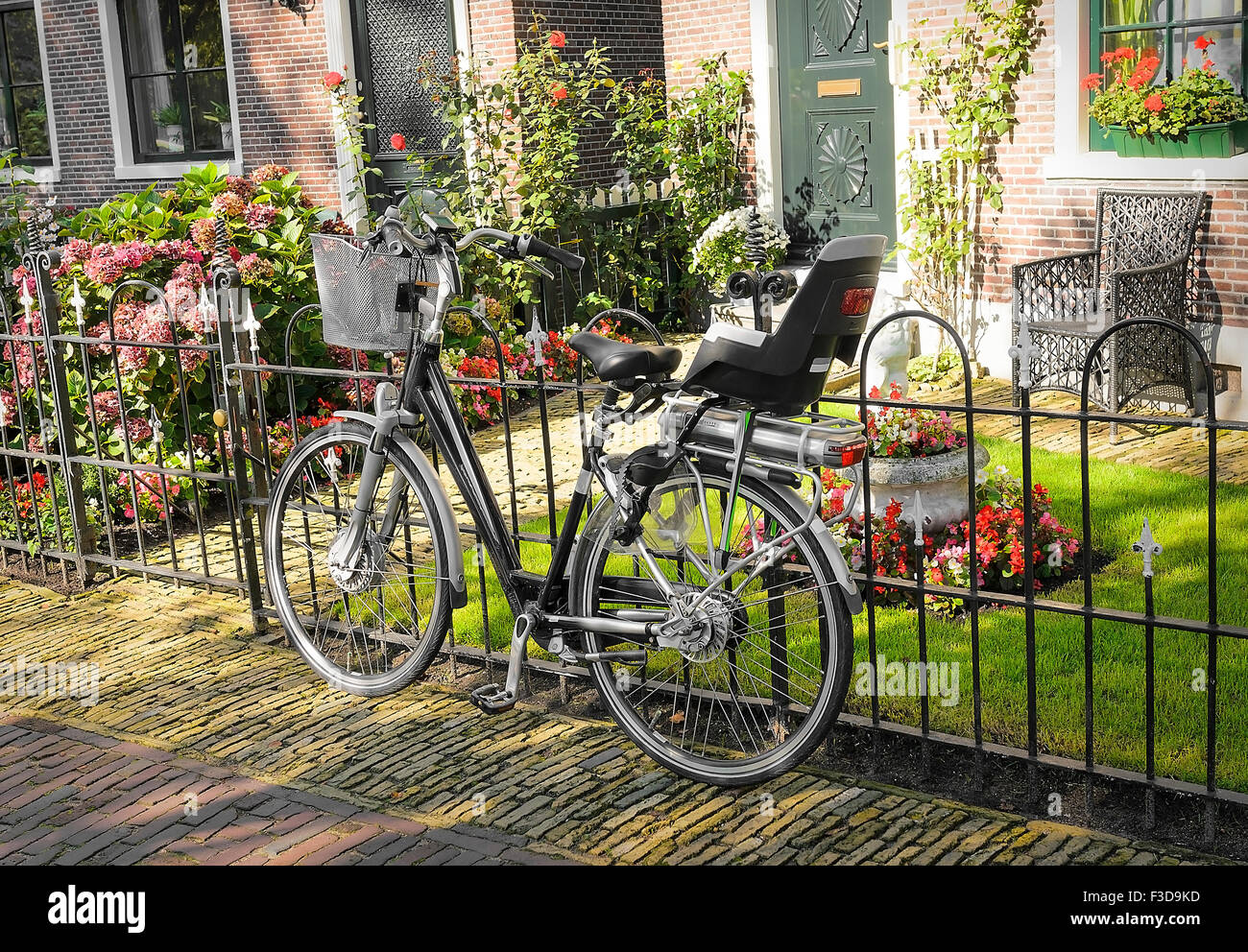 The lone bike on the street Stock Photo - Alamy