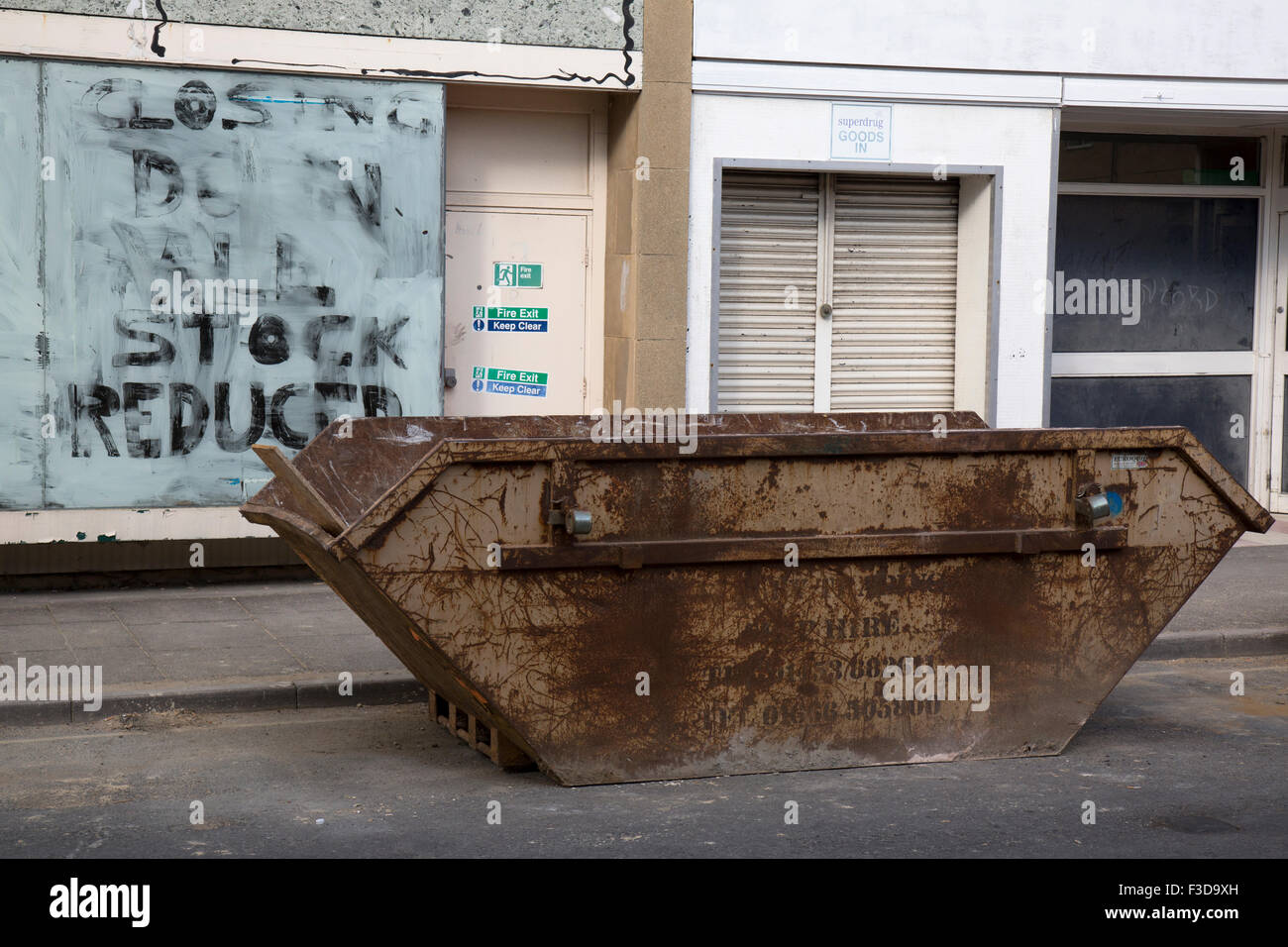 Waste skip hi-res stock photography and images - Alamy