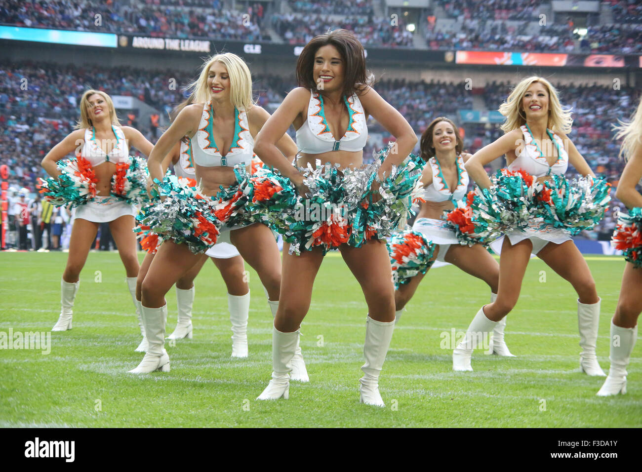 The crowd in the new wembley stadium hi-res stock photography and ...