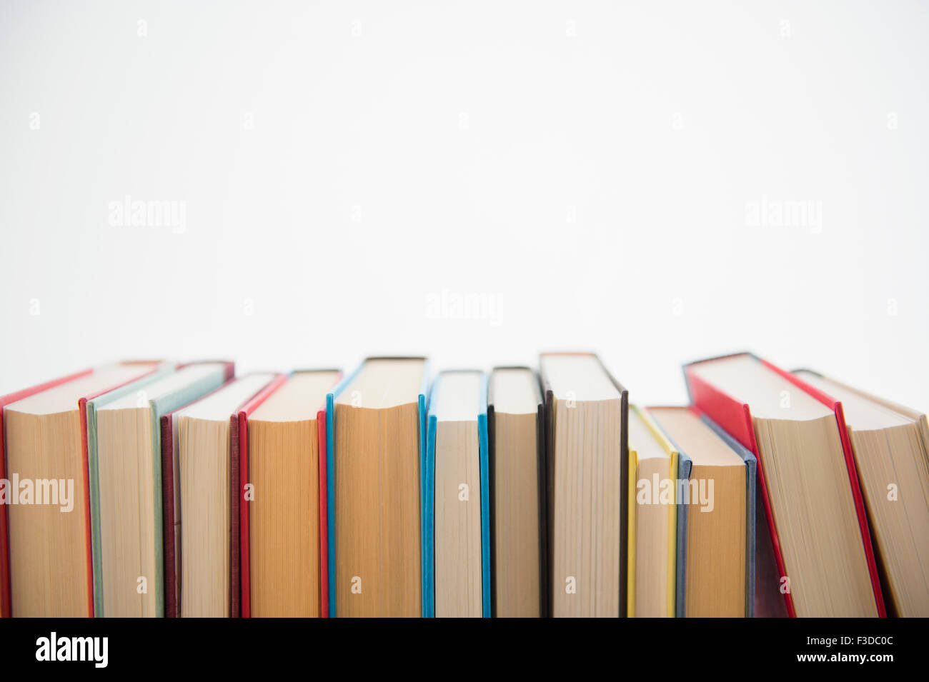 Row of books hi-res stock photography and images - Alamy