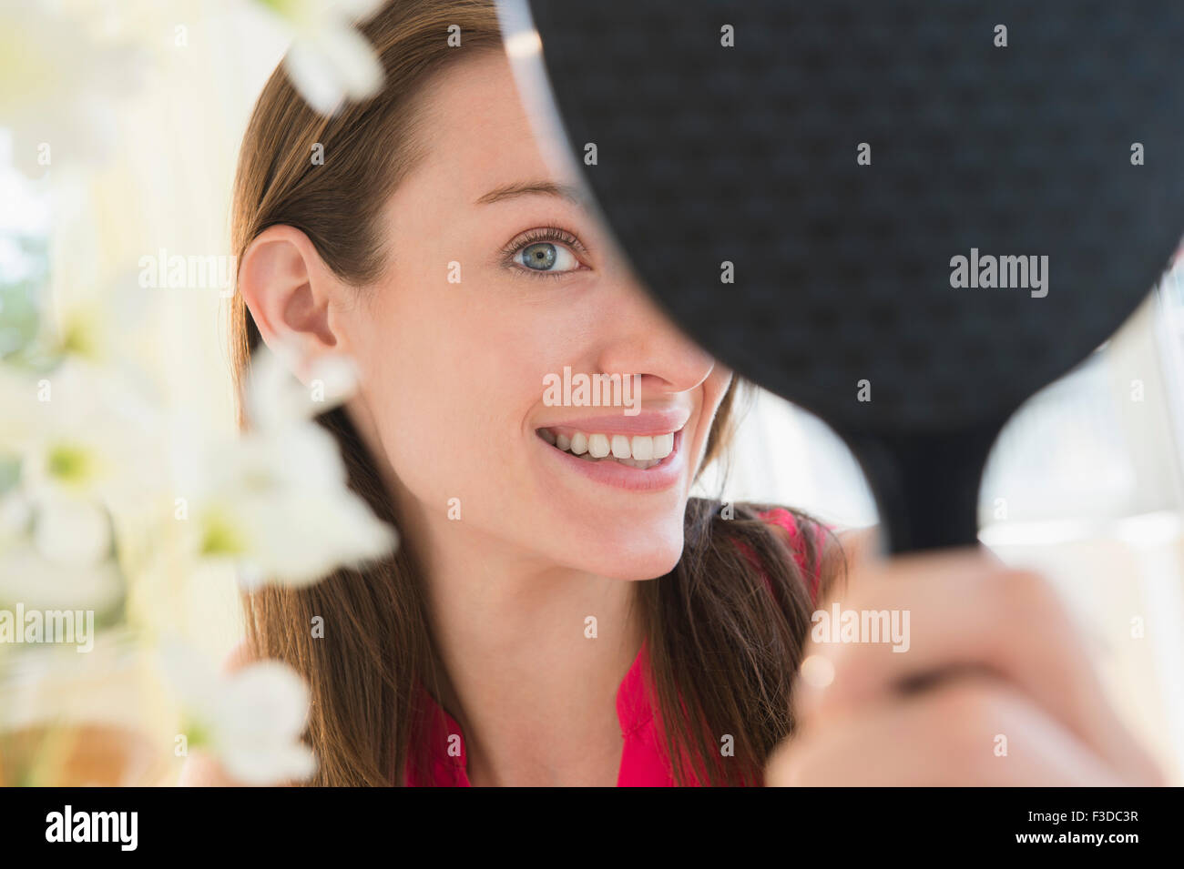 Using hand mirror hi-res stock photography and images - Alamy