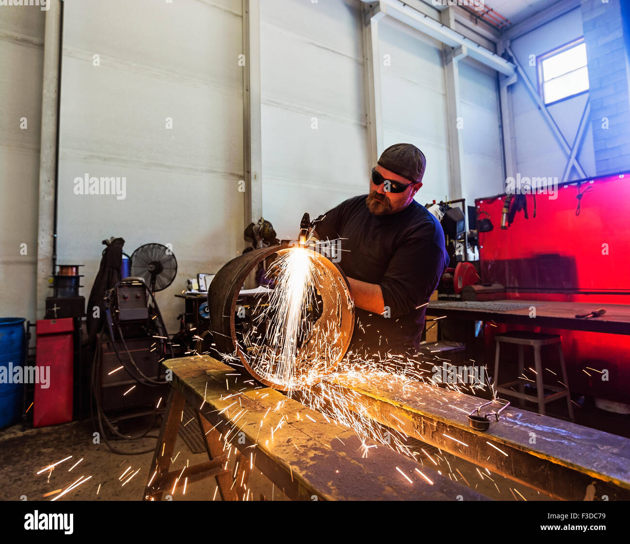 Working in metal hi-res stock photography and images - Alamy