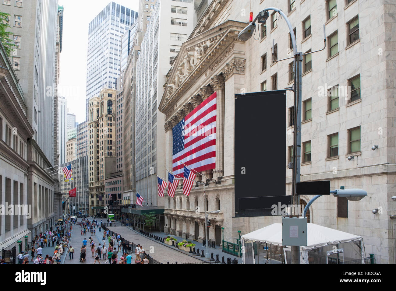 Wall street view flag hi-res stock photography and images - Alamy
