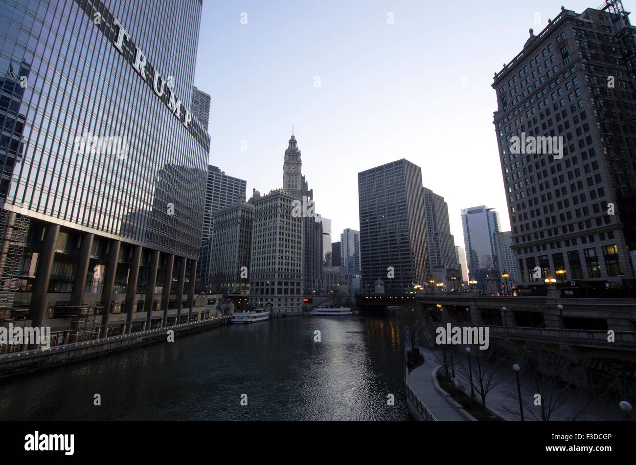 Chicago river flowing between skyscrapers Stock Photo - Alamy