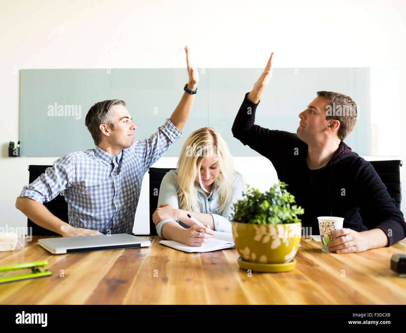 Office workers high five casual hi-res stock photography and images - Alamy