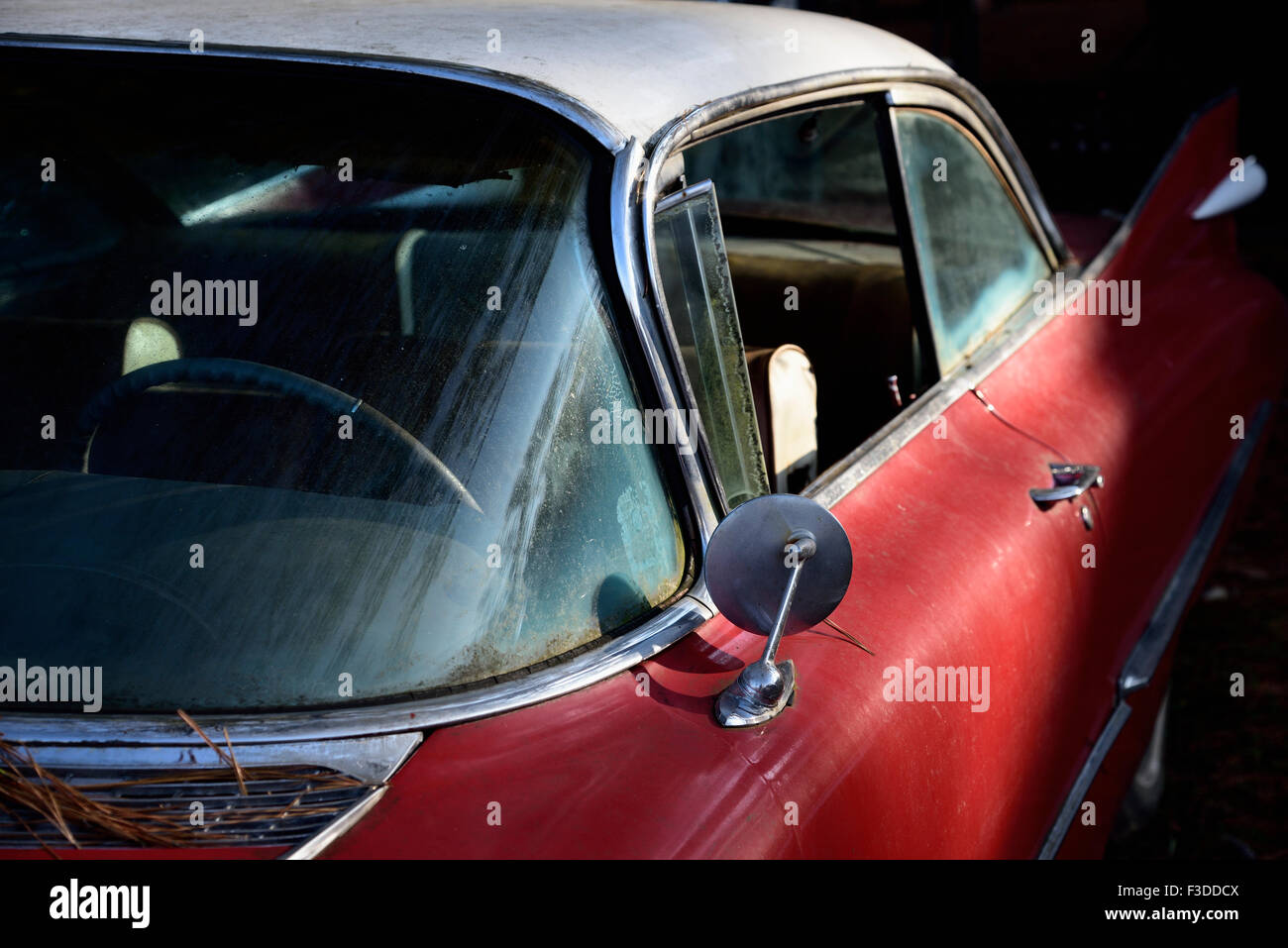 Abandoned red car Stock Photo - Alamy