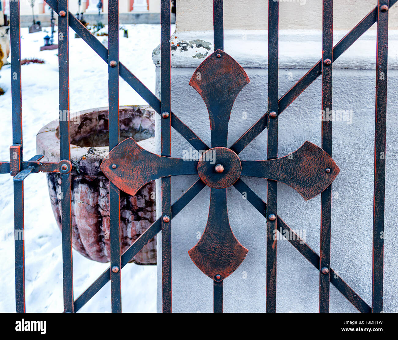 rusty cross on iron gate of cemetery Stock Photo - Alamy