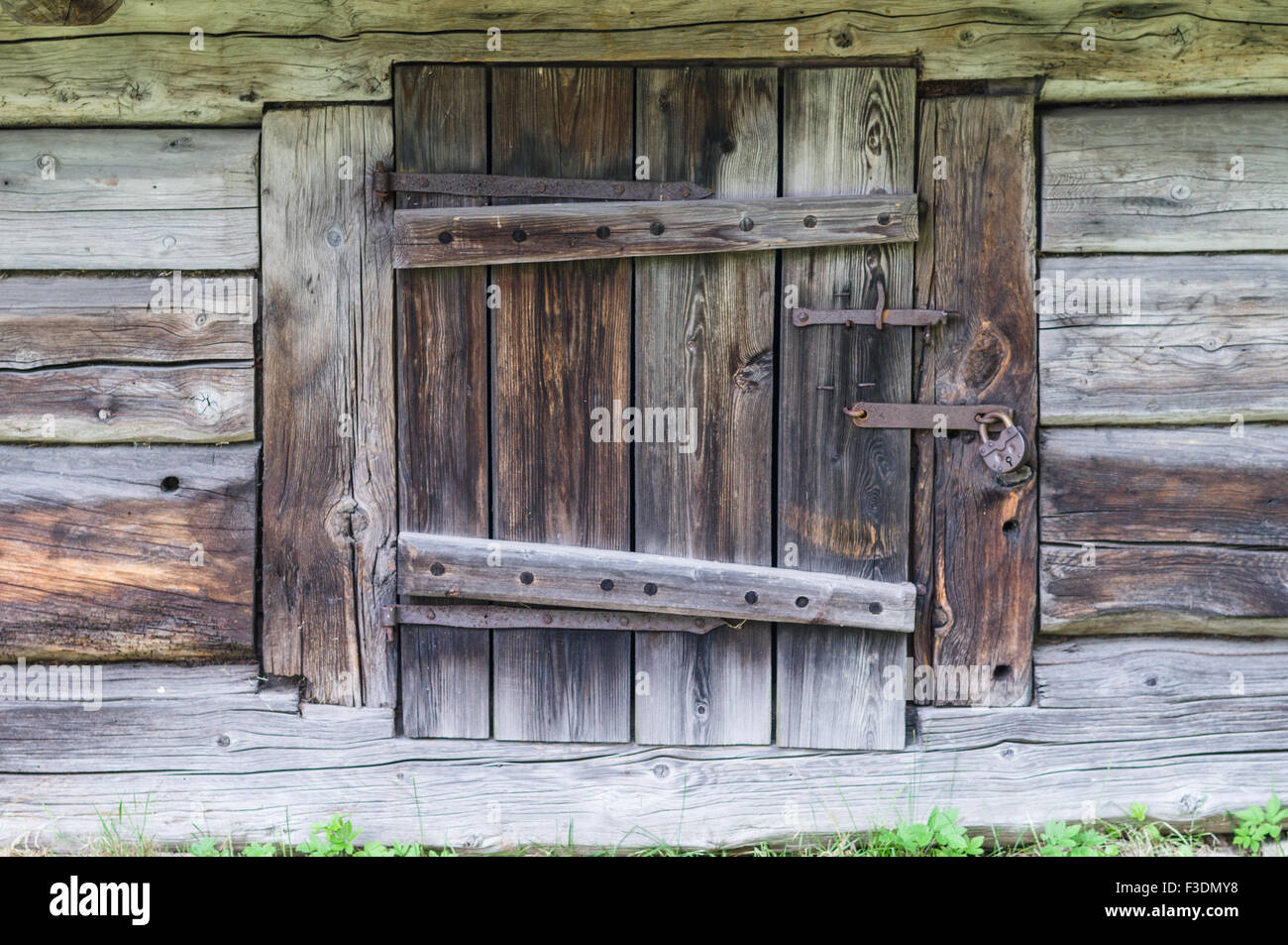 Log cabin door hi-res stock photography and images - Alamy