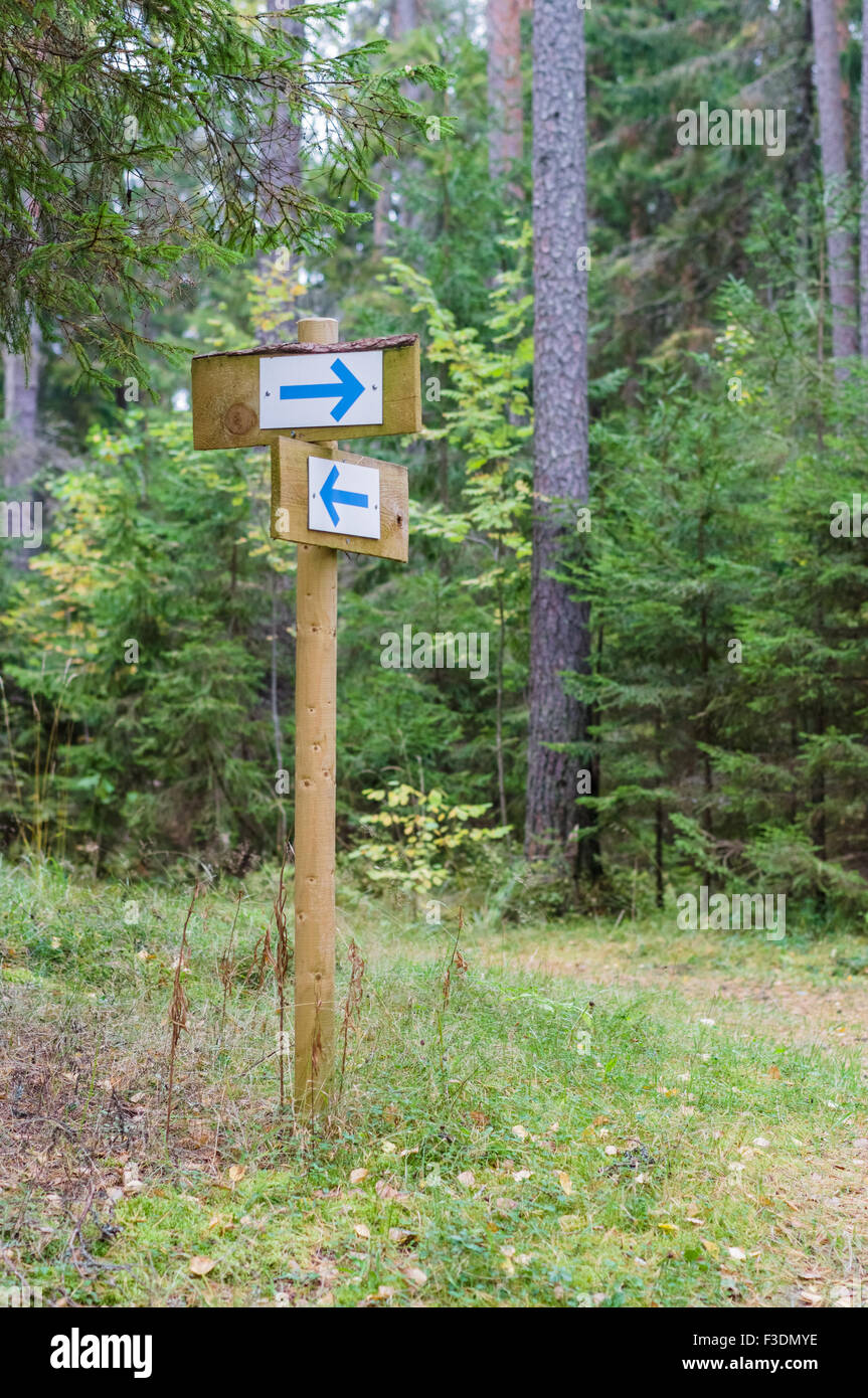Walking trail marker signpost hi-res stock photography and images - Alamy