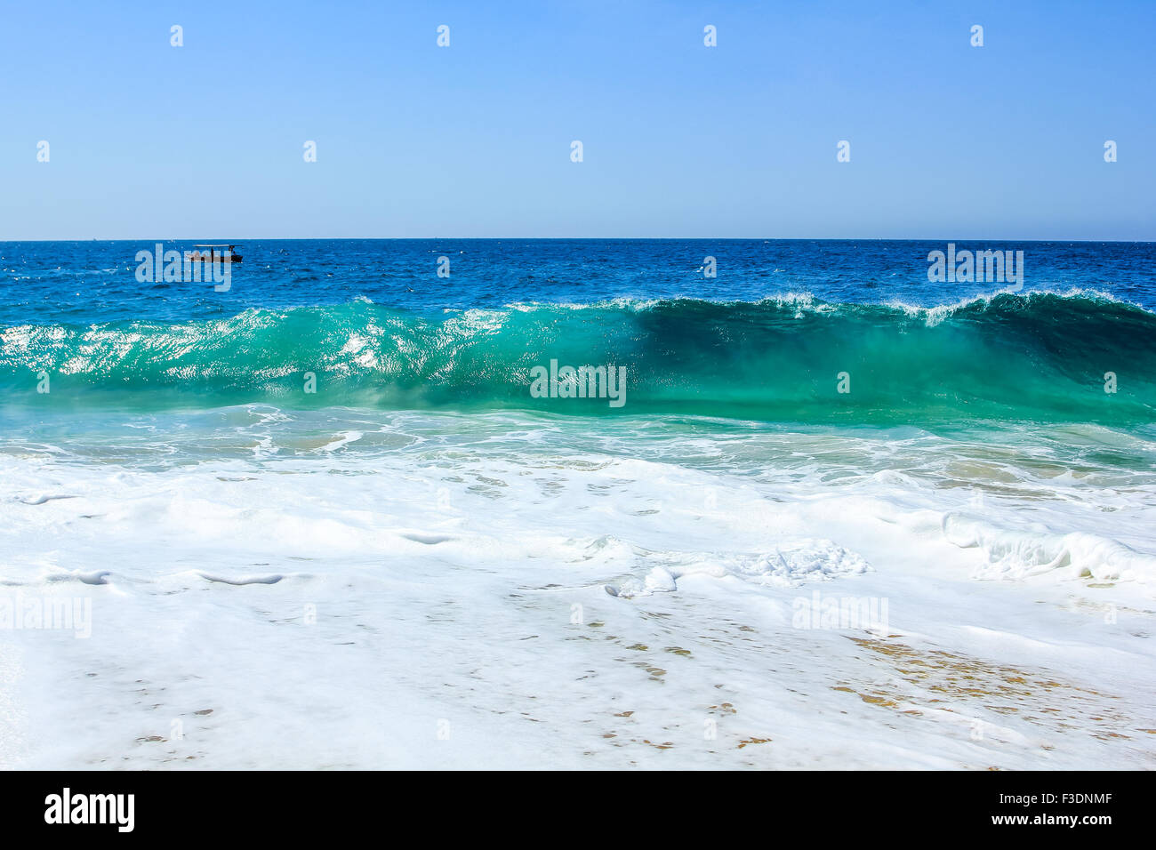 Crystal clear waves hi-res stock photography and images - Alamy