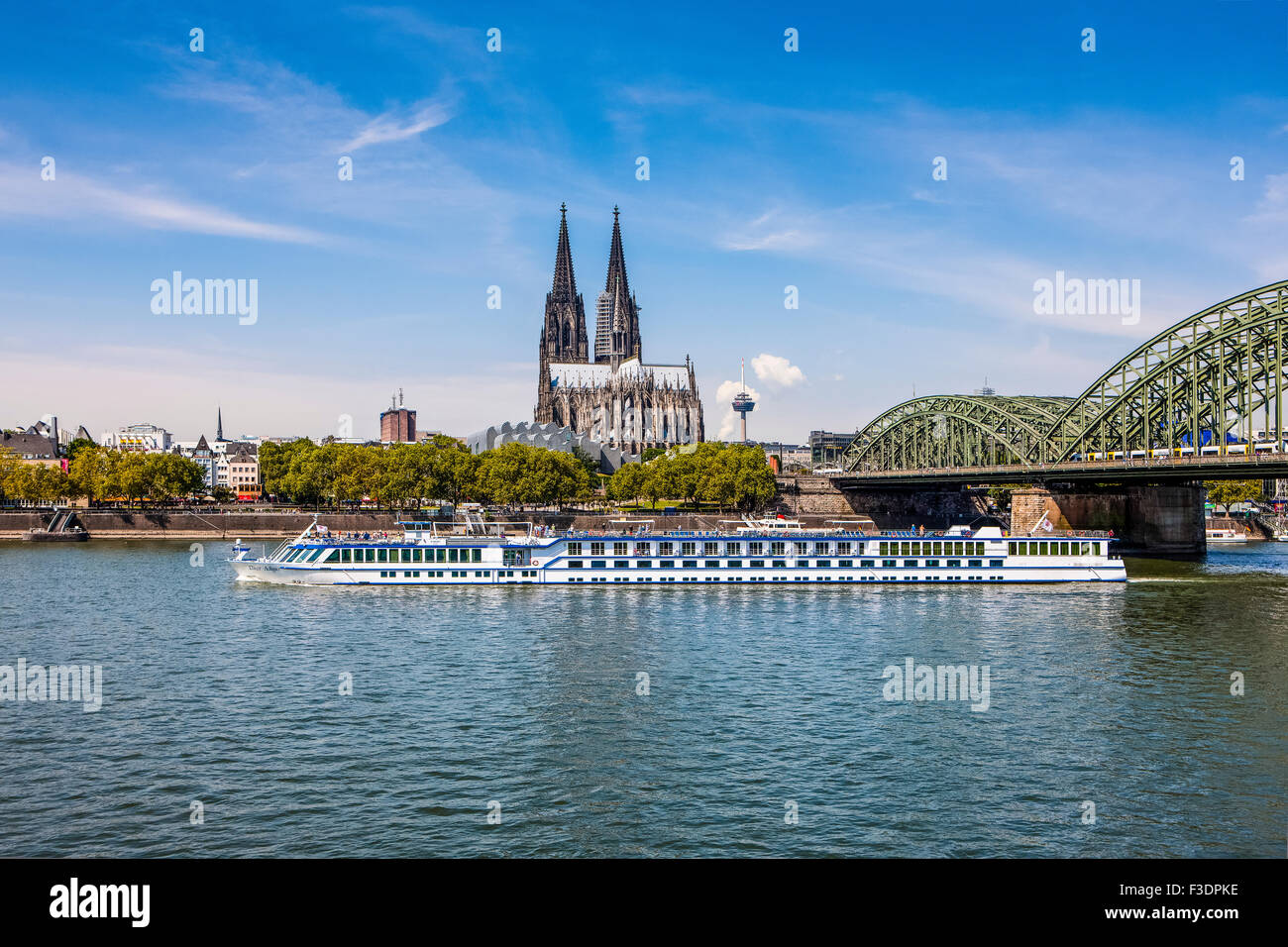 Cruise ship in front of Cologne cathedral, Rhine, Cologne, Germany ...
