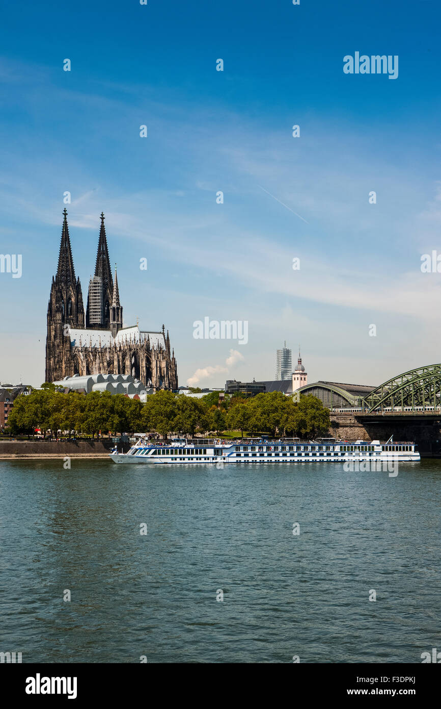 Cruise ship in front of Cologne Cathedral, Rhine, Cologne, Germany ...