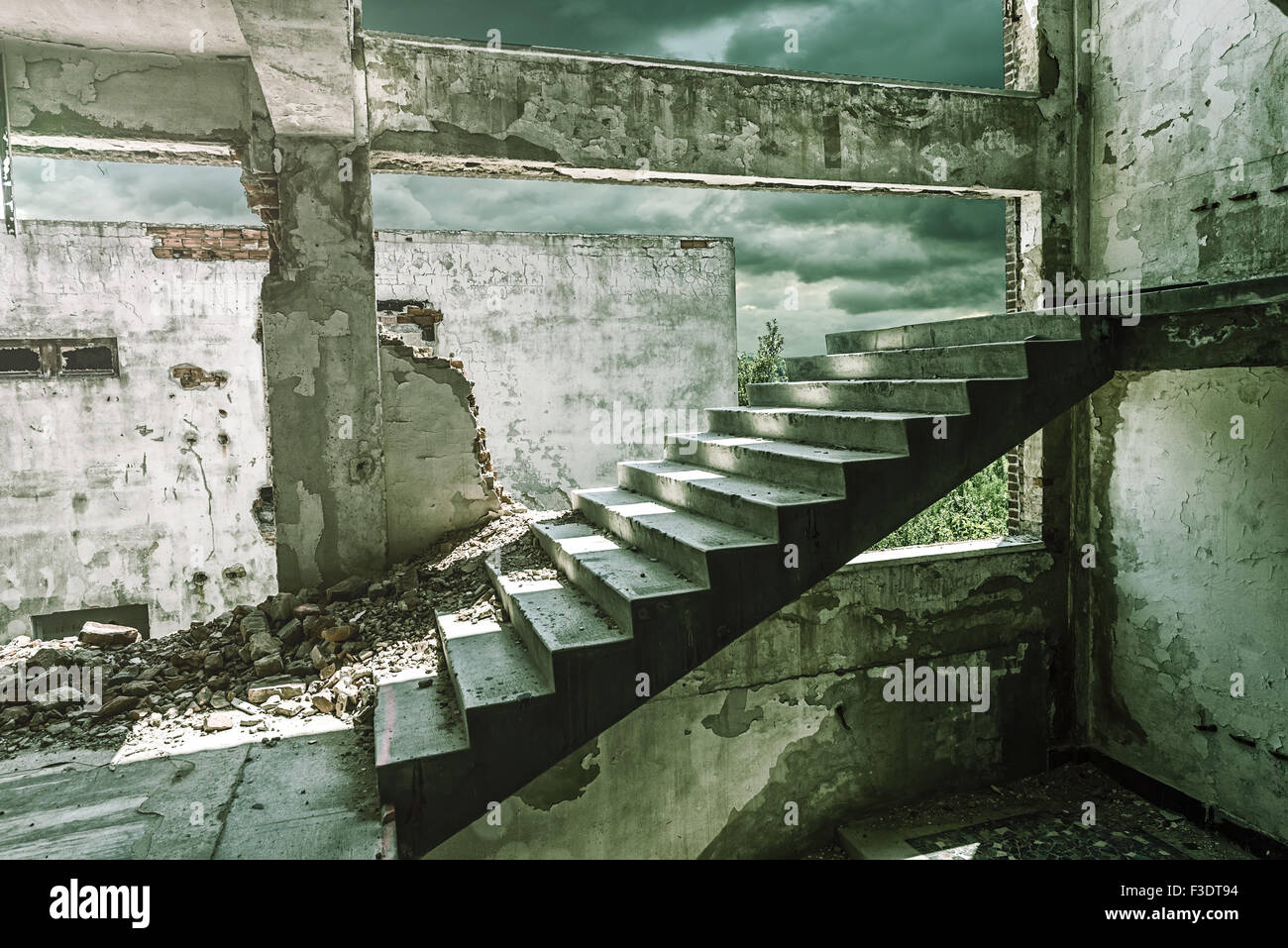 Old ruined creepy house hi-res stock photography and images - Alamy