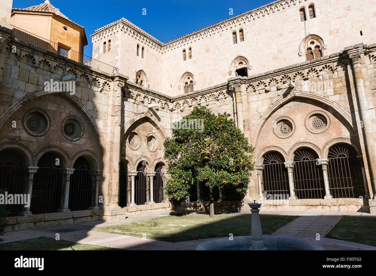 Cathedral cloister, Tarragona. Cloister Stock Photo - Alamy