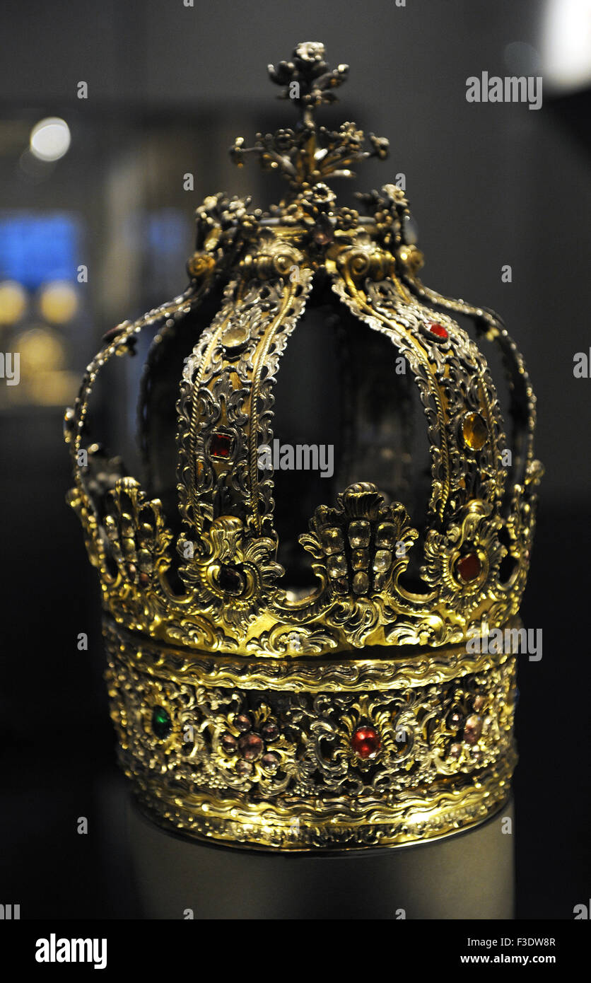 Silver crown hi-res stock photography and images - Alamy