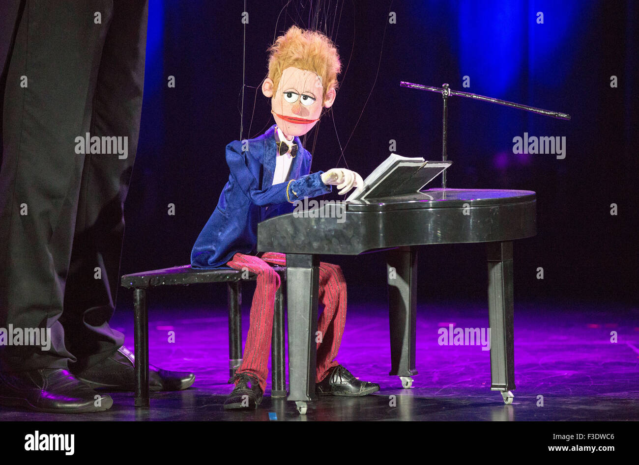 Hamburg, Germany. 05th Oct, 2015. Macedonian puppeteer Alex Mihailovski ...