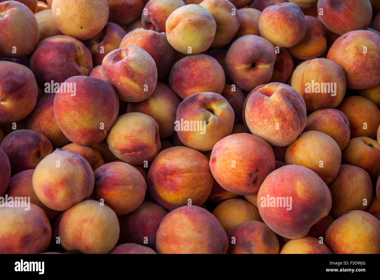 Fine ripe peaches at market stall Stock Photo - Alamy