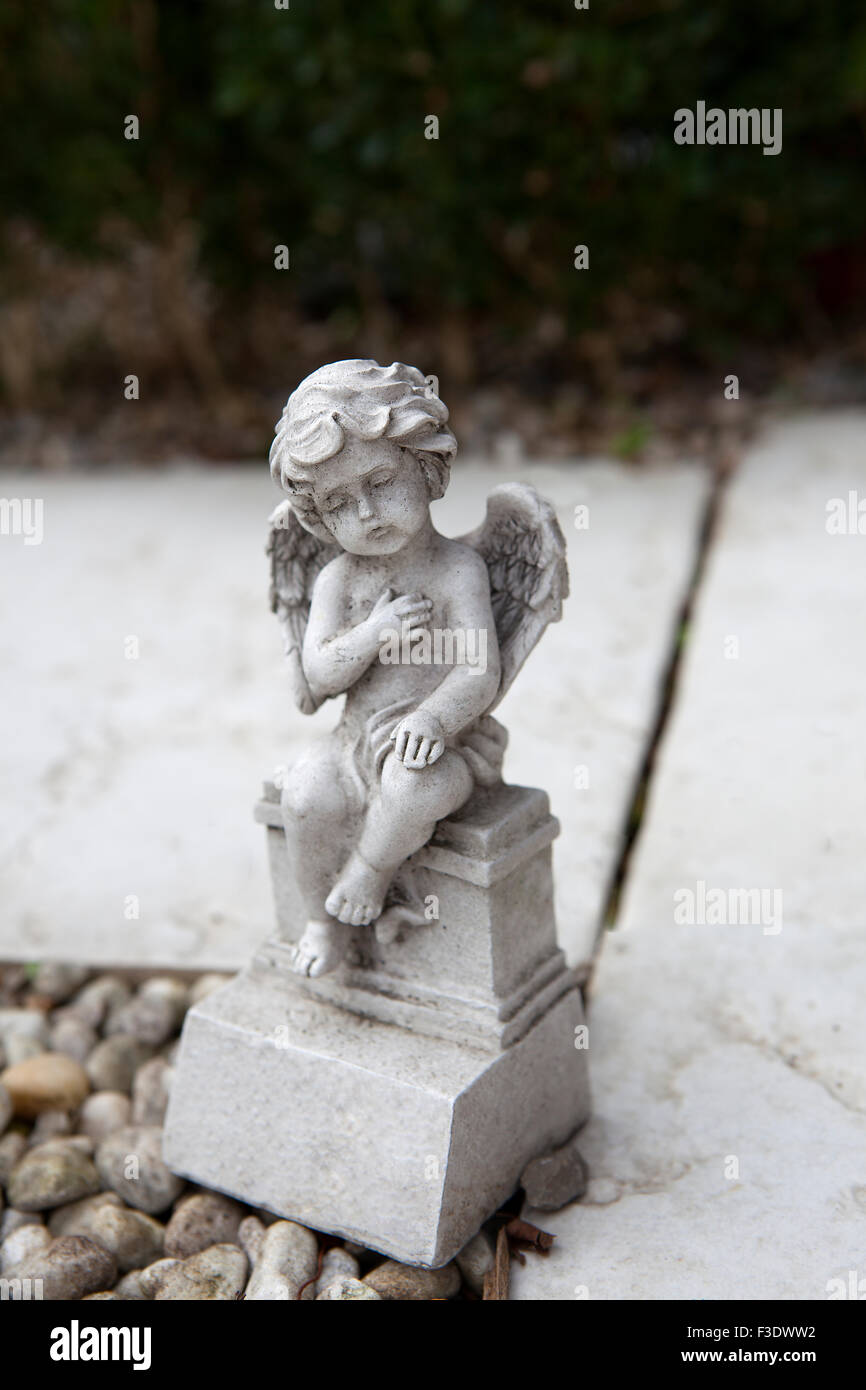 Stone angel with wings at the grave Stock Photo - Alamy