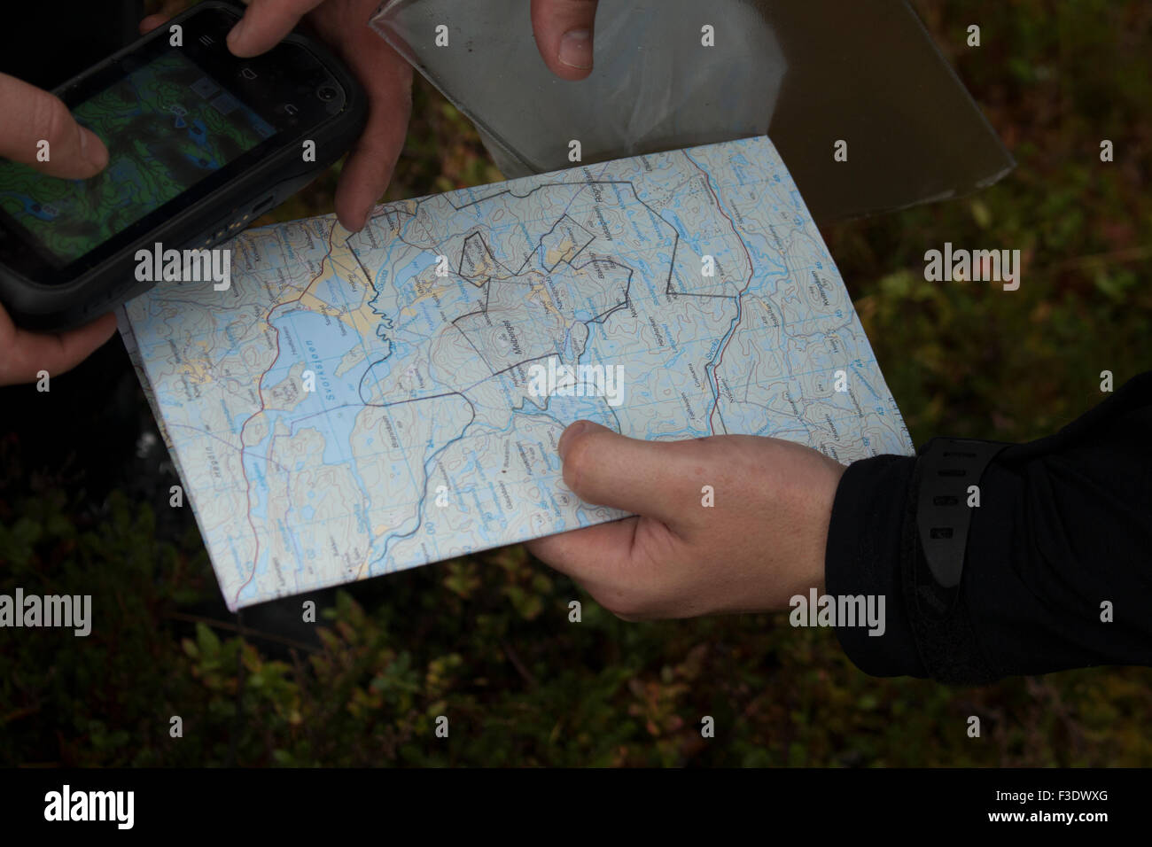 Hands and map hi-res stock photography and images - Alamy