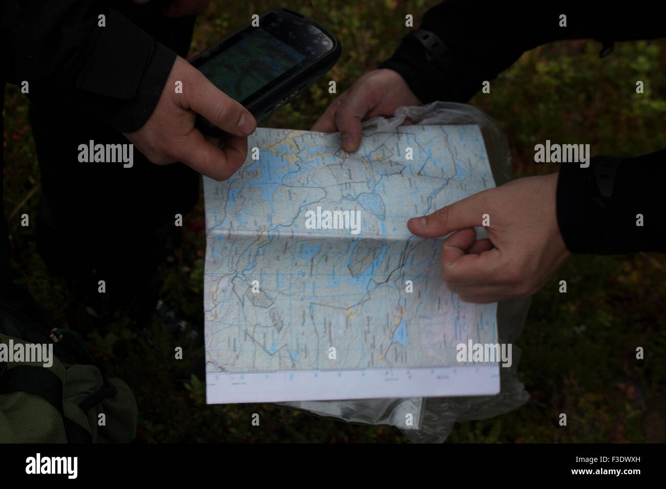 Hands and map hi-res stock photography and images - Alamy