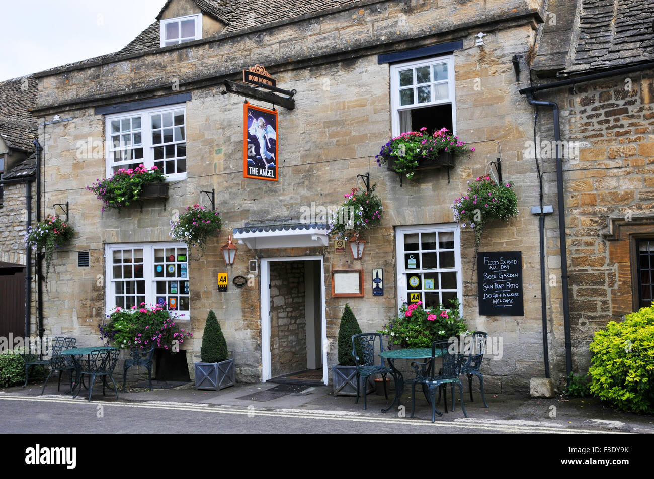 pub off high street Burford Stock Photo - Alamy