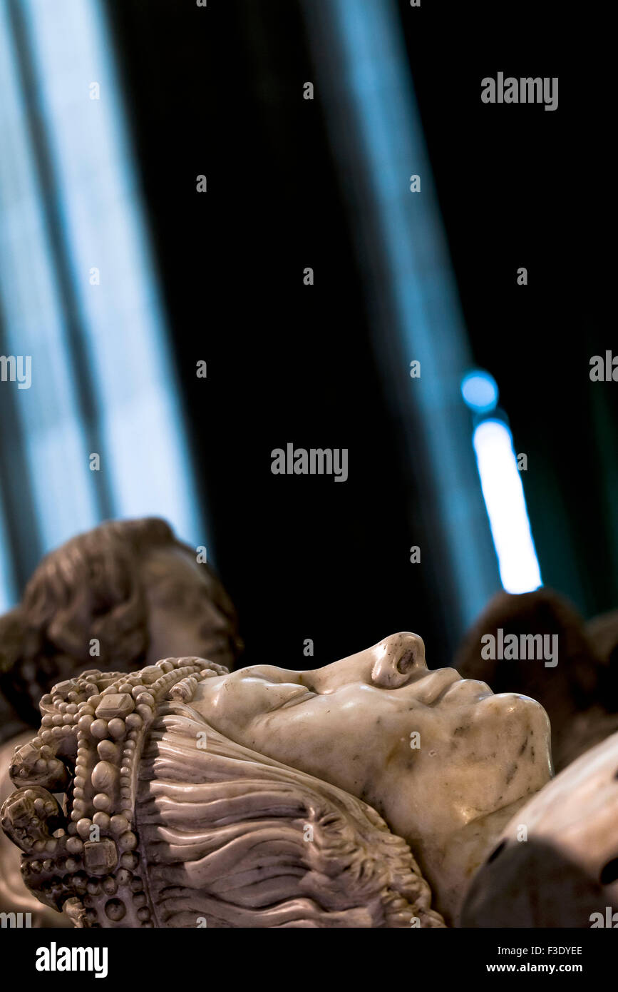 Lying female sculpture hi-res stock photography and images - Alamy