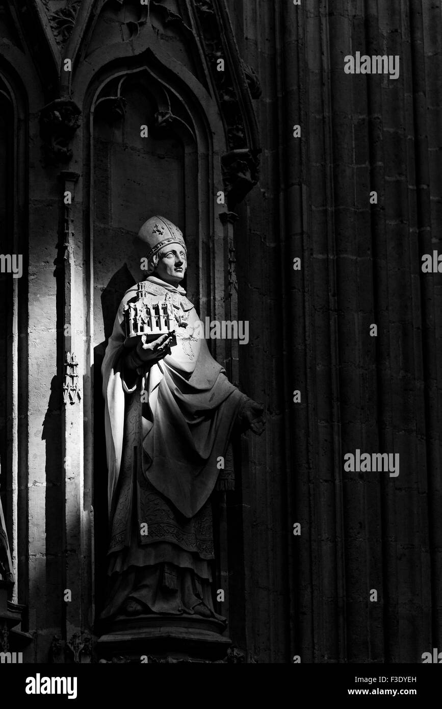 Statue full view Black and White Stock Photos & Images - Alamy