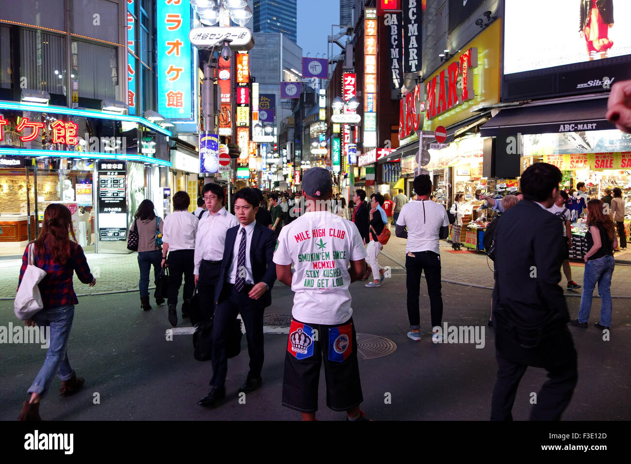 Shibuya tokyo people hi-res stock photography and images - Alamy