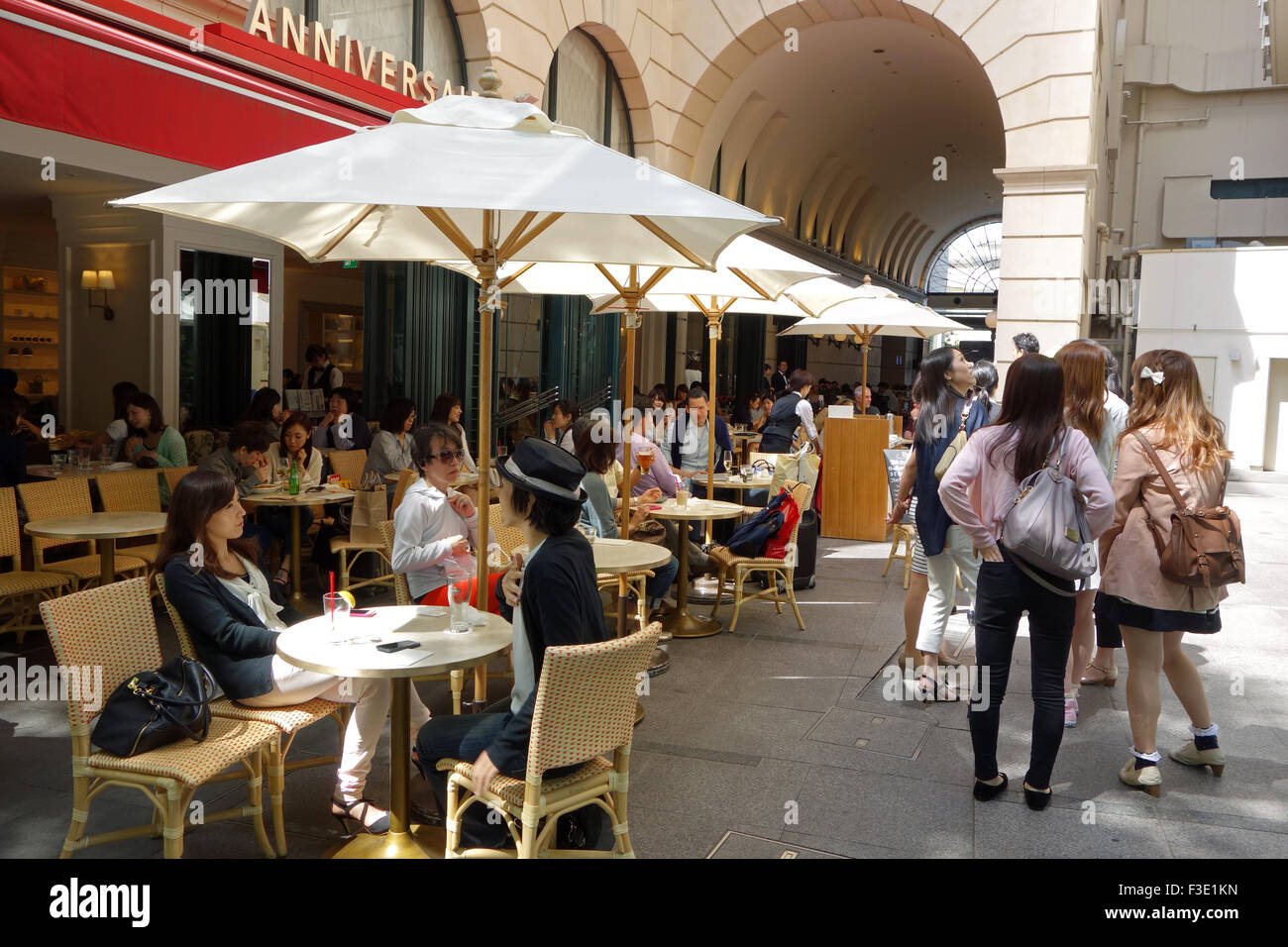 Outdoor cafe tokyo japan hi-res stock photography and images - Alamy