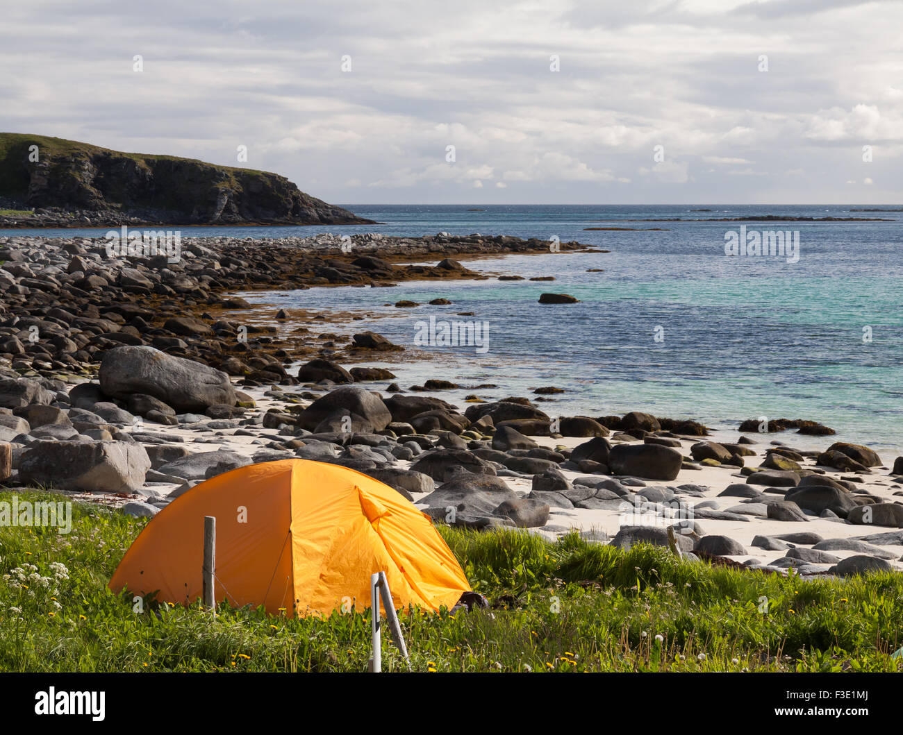 tourist tent on ocean beach and mountains Stock Photo - Alamy