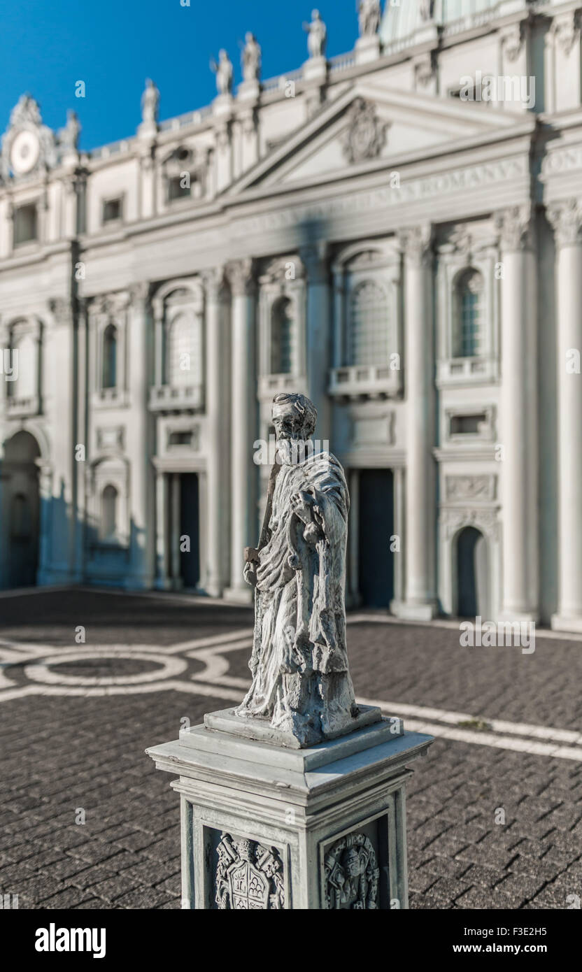 Cardboard statue hi-res stock photography and images - Alamy