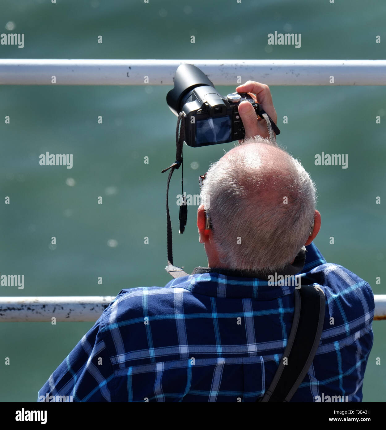 Man hand holding camera with one hand Stock Photo - Alamy