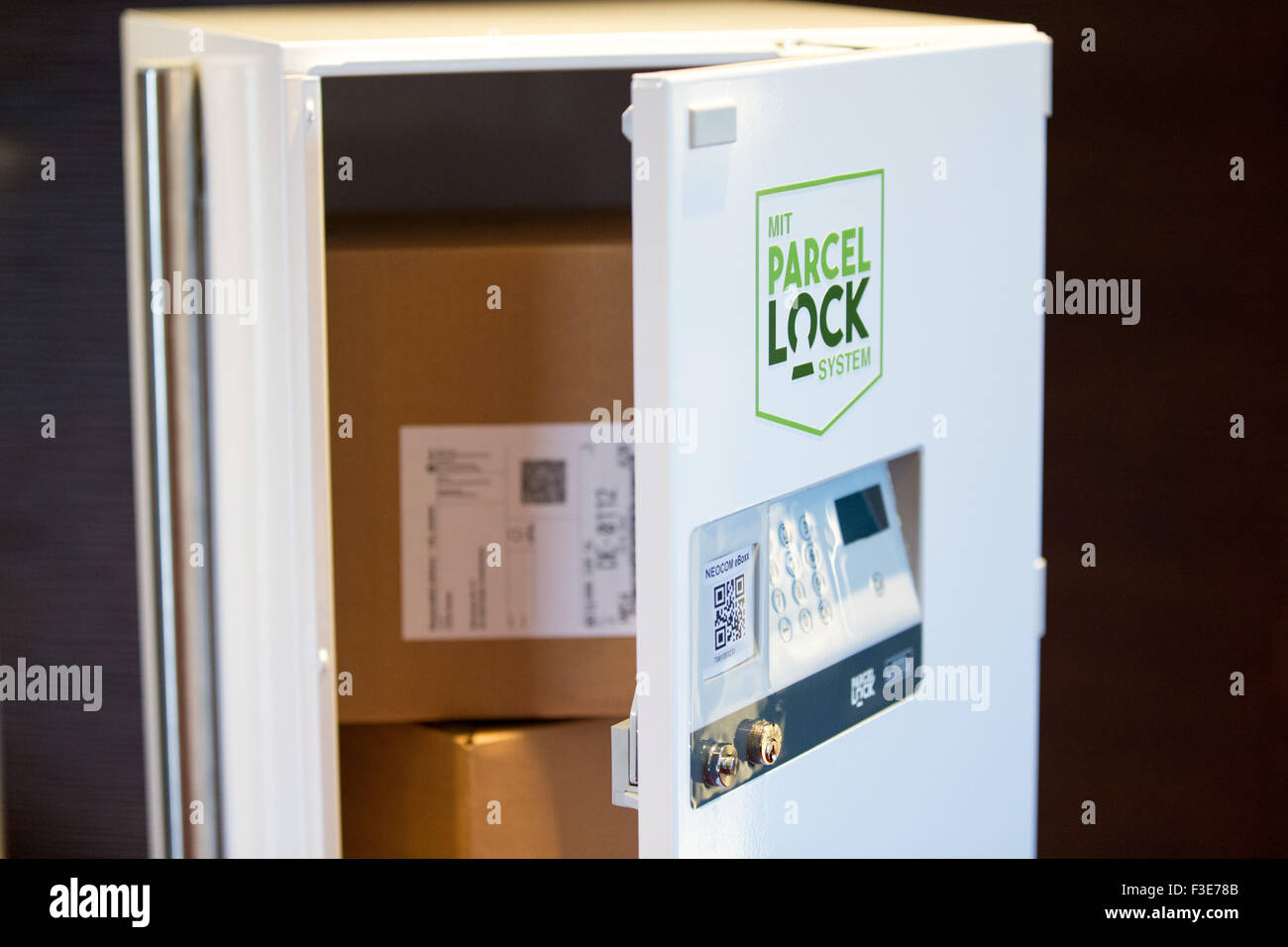 Duesseldorf, Germany. 06th Oct, 2015. Parcels pictured in a box of the ...
