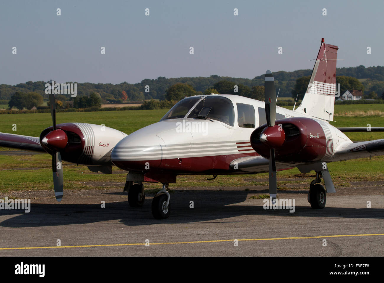 Twin engined light aircraft hi-res stock photography and images - Alamy