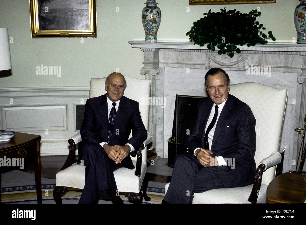 Washington, DC. 9-24-1990 President George H.W. Bush meets with South ...
