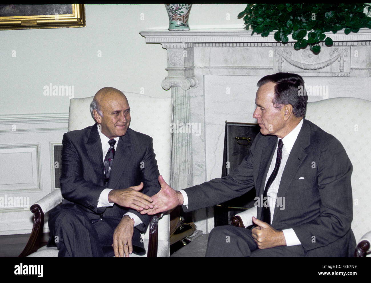 Washington, DC. 9-24-1990 President George H.W. Bush meets with South ...