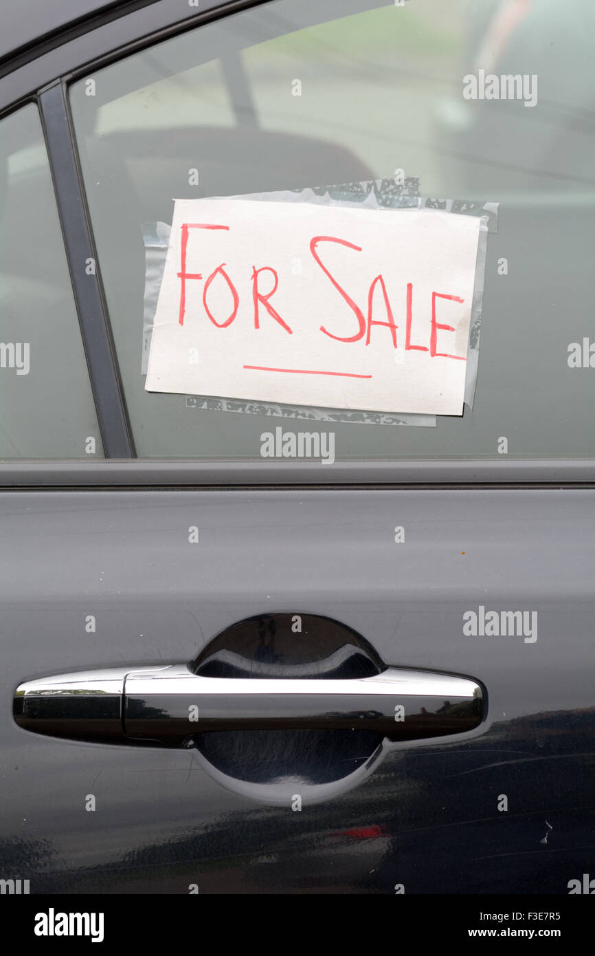 'For Sale' hand written sign cellotaped to car window Stock Photo - Alamy