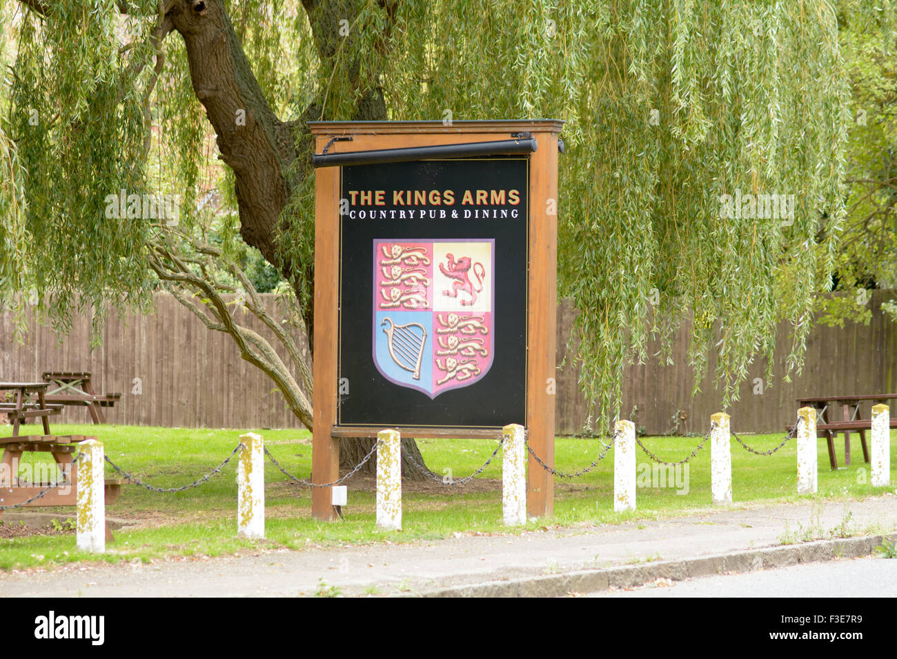Kings arms public house hi-res stock photography and images - Alamy