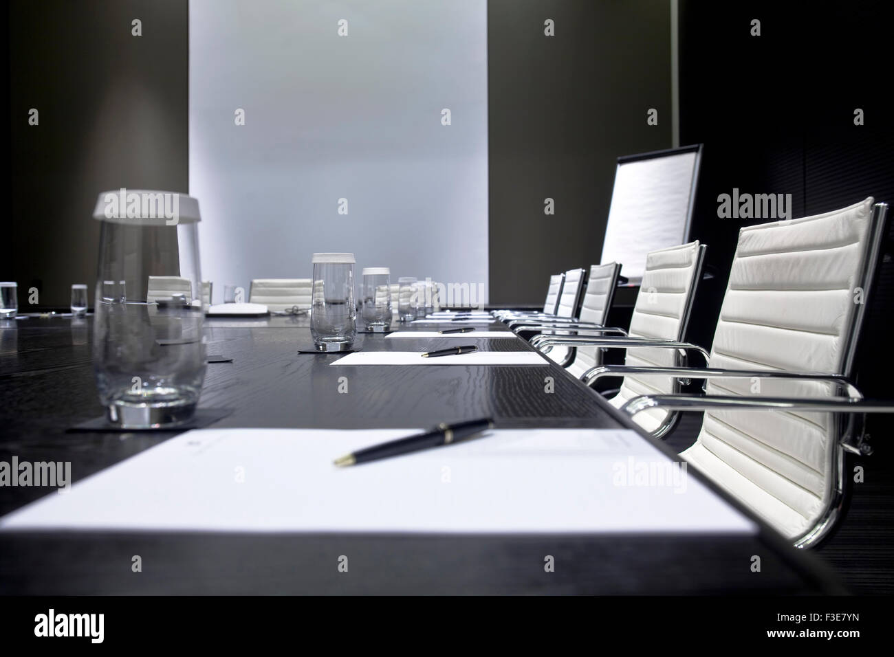 Empty meeting room Stock Photo - Alamy